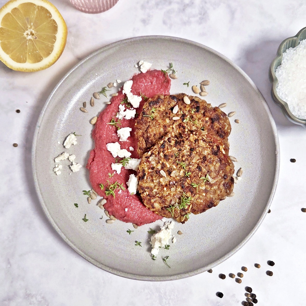 Smash Frikadellen mit Pink Hummus (veggie) – ROMMELSBACHER